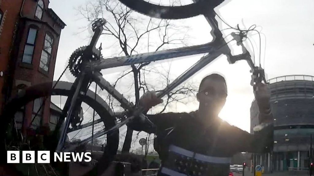 Cycle rage in Manchester investigated by police - BBC News