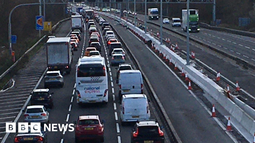 Woman killed in multi-vehicle crash on M4 near Bristol - BBC News