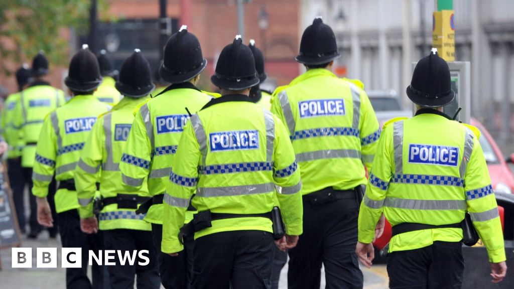 Police watchdog IPCC 'favours black complainants' - BBC News