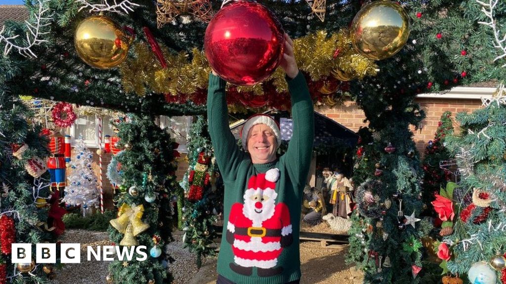 Cirencester couple creates Christmas model village - BBC News