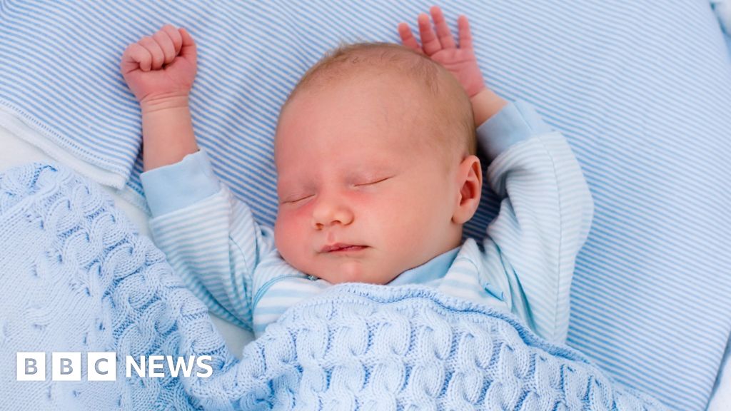 Over 40s 'have more babies' than under 20s - BBC News