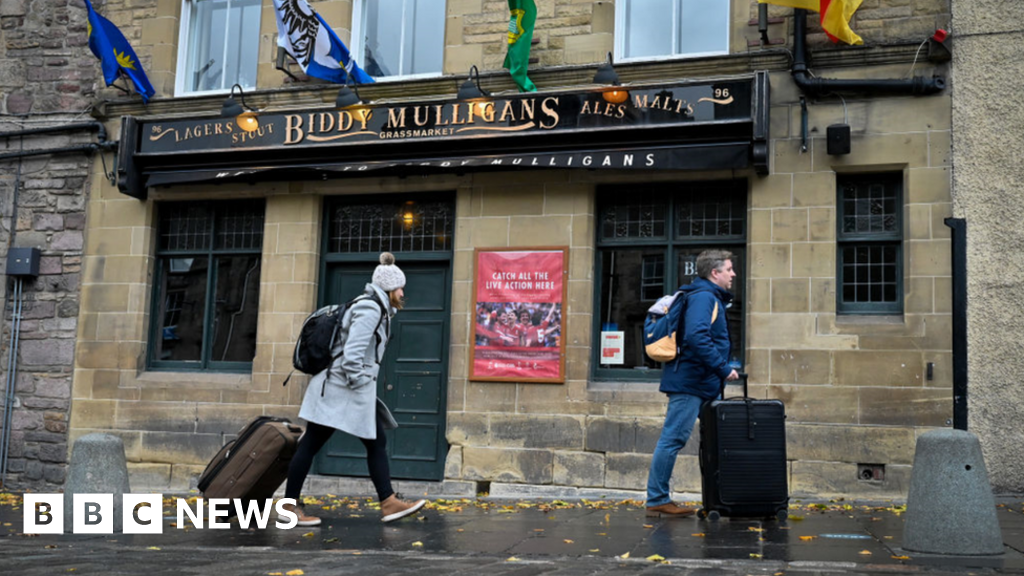 Covid in Scotland: 'No guarantee' pubs will reopen in two weeks