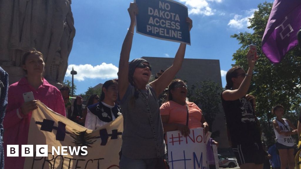 Protests over huge N Dakota oil pipeline - BBC News