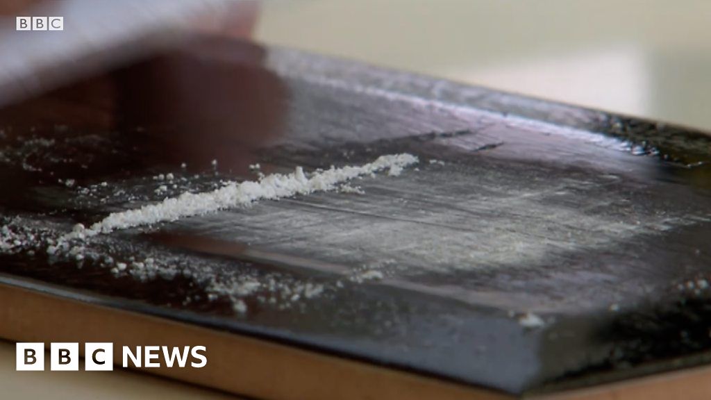 Trial under way of anti-cocaine spray aims to deter drug use - BBC News