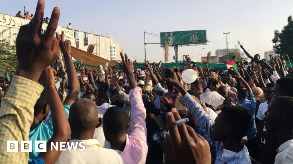Sudan protest: Police order officers not to intervene - BBC News