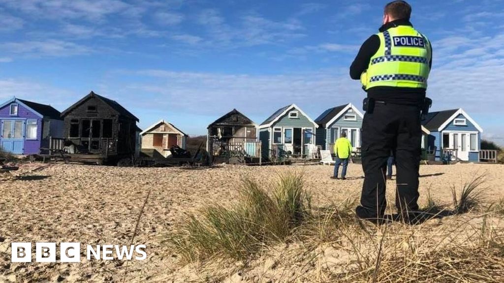 Bournemouth beach huts fire: Man released on bail - BBC News