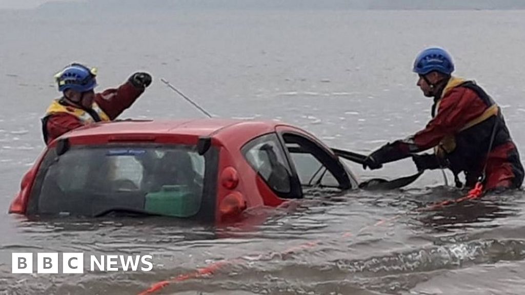 Car pulled from sea in Scarborough after tide comes in - BBC News