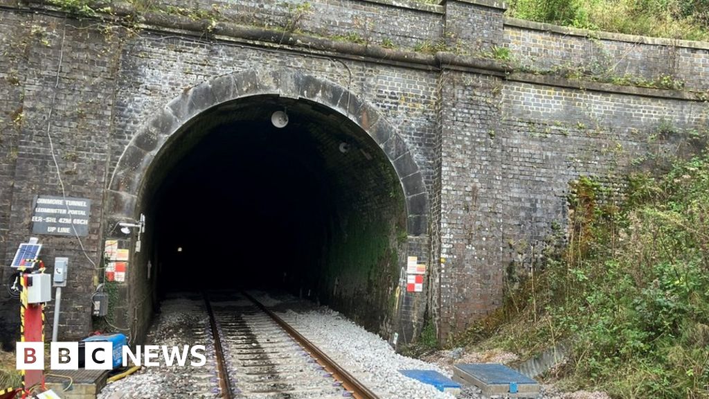 Shrewsbury to Hereford rail link reopens after tunnel work - BBC News