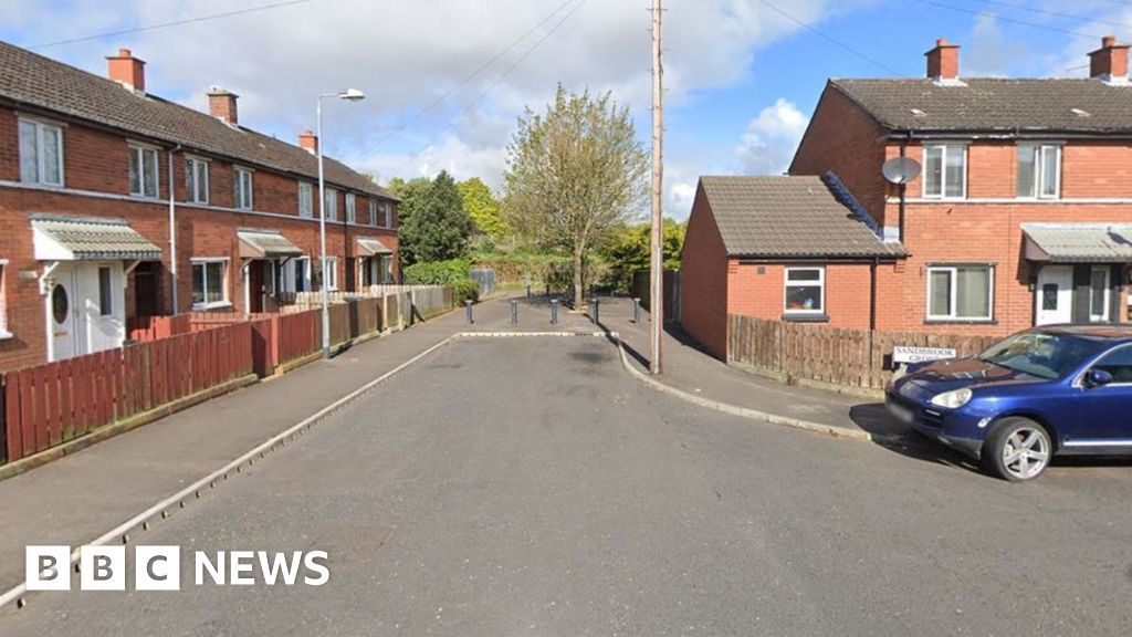 East Belfast: Viable pipe bomb found in Sydenham security alert - BBC News