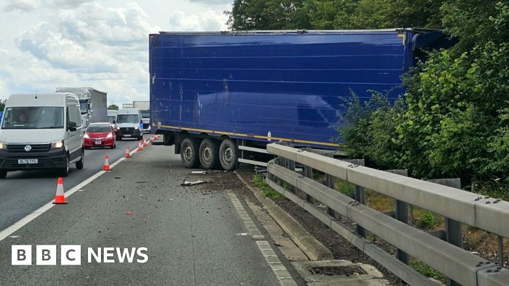 M1 motorway crash between Flitwick and Milton Keynes causing delays