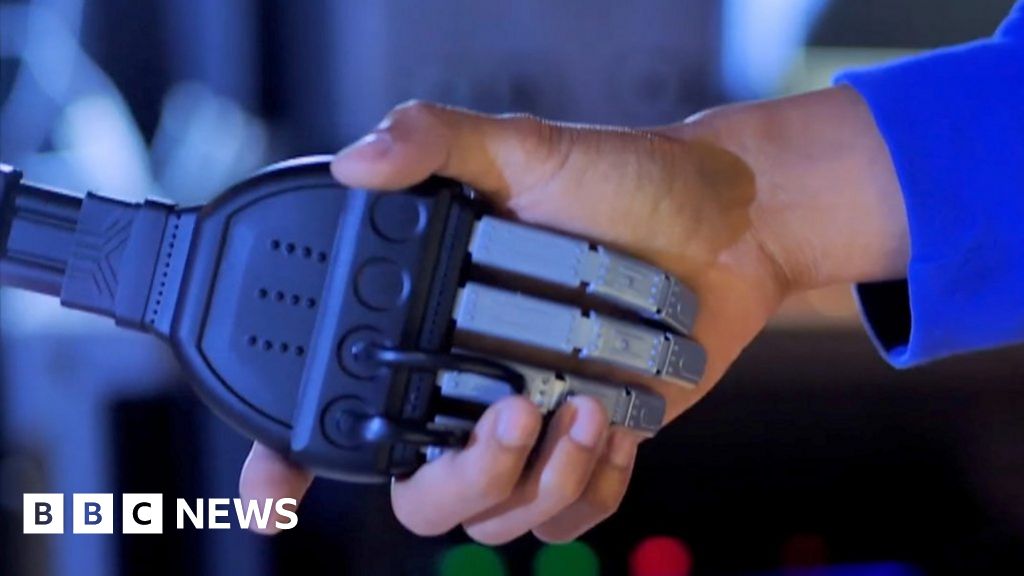 Watch: 3D-printed robot hand senses how to grasp objects - BBC News