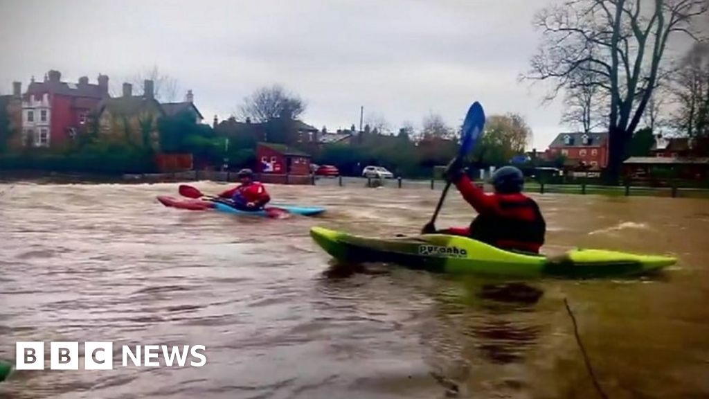 Shrewsbury kayakers shoot over flooded weir - BBC News