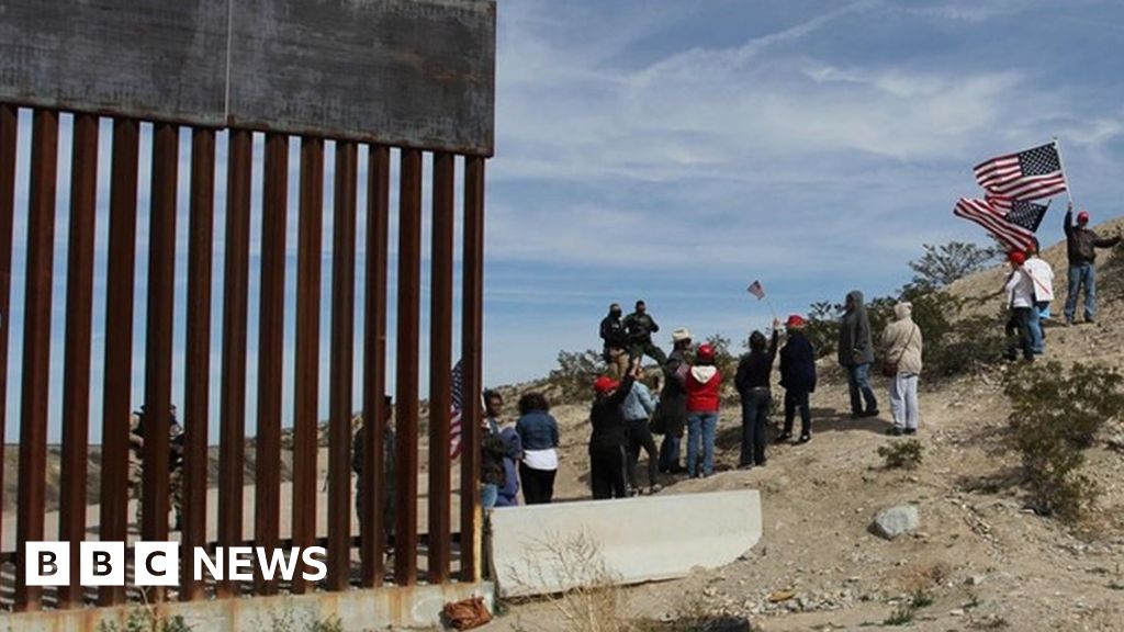 US shutdown looms as border talks stall ahead of deadline - BBC News