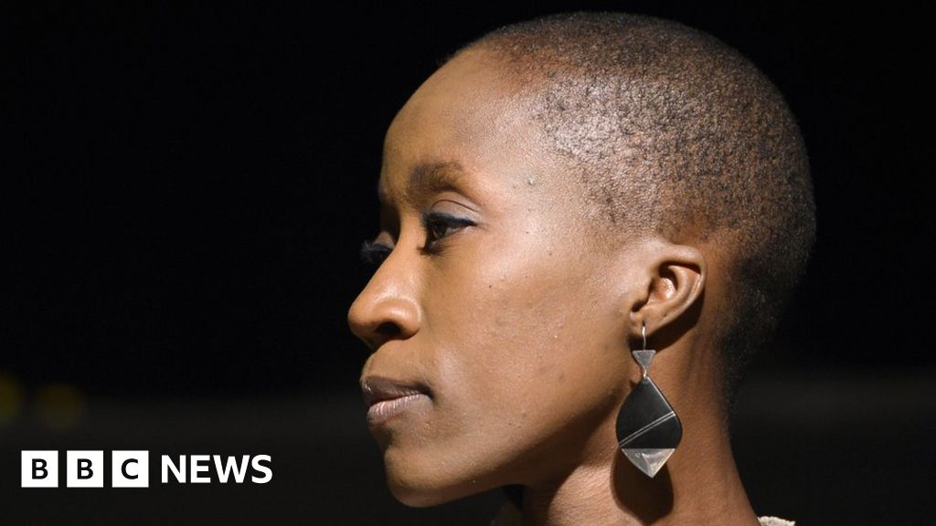 Mali backs singer Rokia Traoré after French arrest