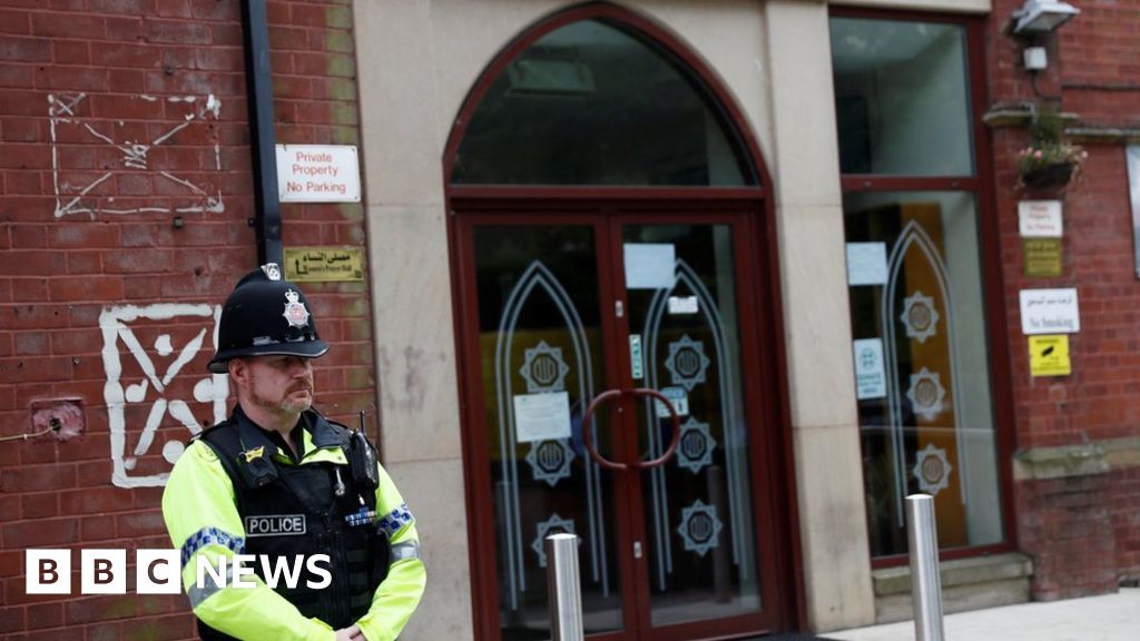 Manchester attack: Bomber’s mosque has 'a lot to learn' - BBC News
