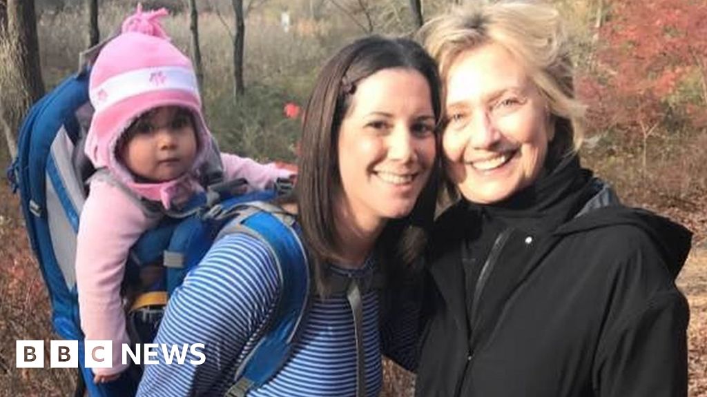 Hiker runs into Hillary Clinton on New York trail - BBC News