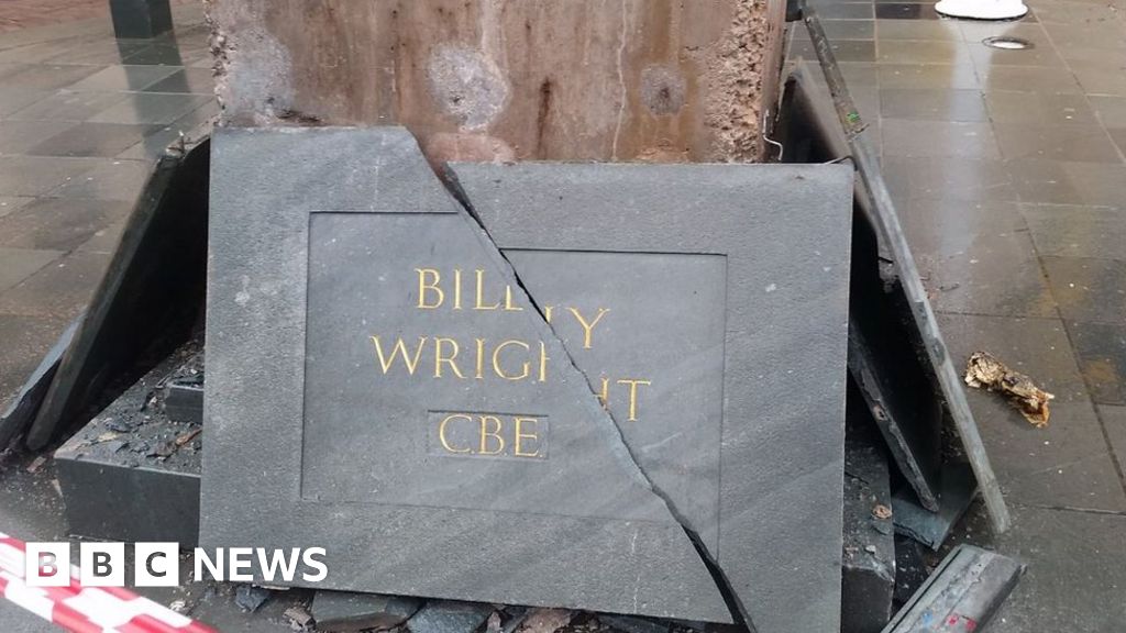 Wolves legend Billy Wright's statue smashed in car crash - BBC News