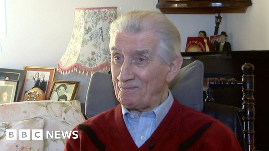 Stage and screen entertainer Johnny Beattie dies aged 93 - BBC News