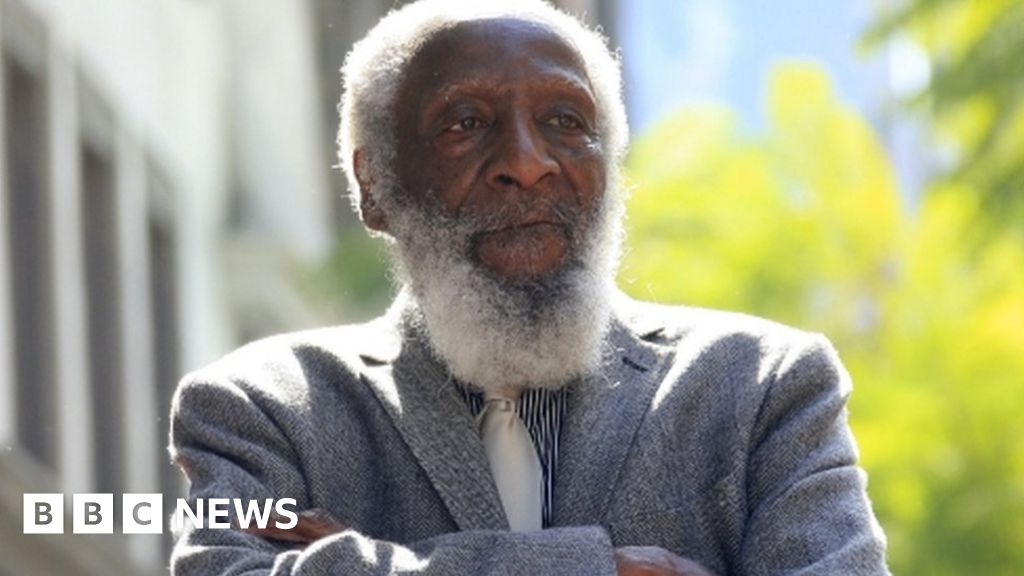 US comedian and activist Dick Gregory dies aged 84 - BBC News