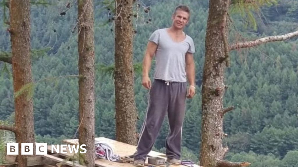 Ex-soldier's Wattsville log cabin destroyed by officials - BBC News