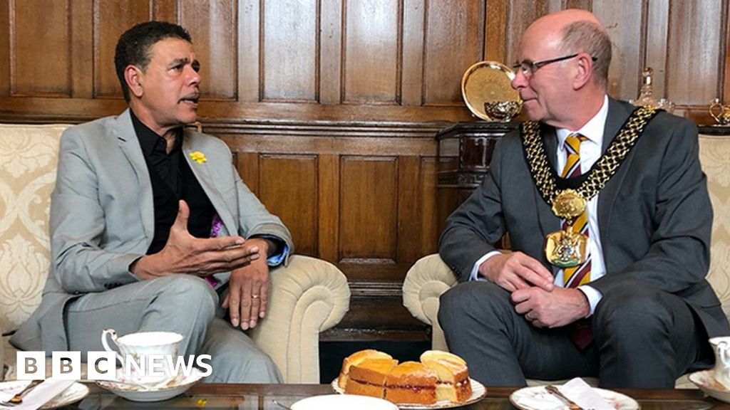 Chris Kamara: Football star meets Lord Mayor to mark MBE award - BBC News