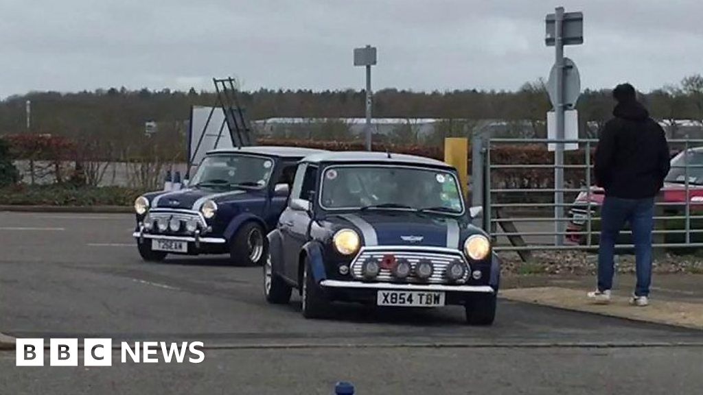 'Mile of Minis' arrives at Silverstone - BBC News