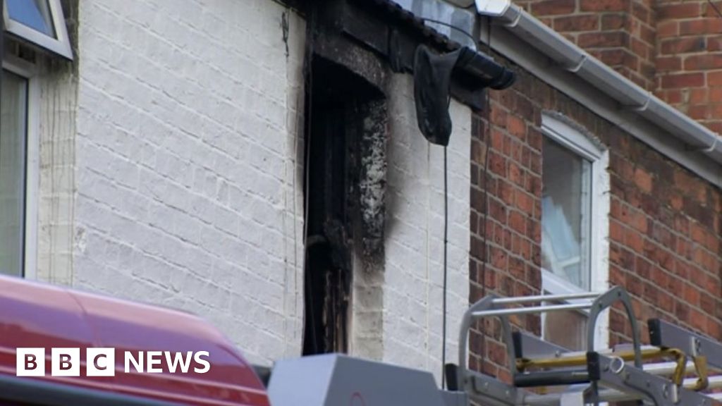 Lincoln house fire kills man - BBC News