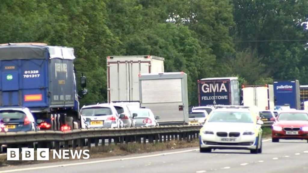A14 Cambridgeshire crashes: Second man dies - BBC News