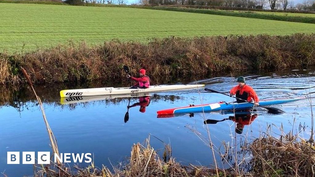 Royal Marine completes 100-mile Christmas kayak challenge - BBC News