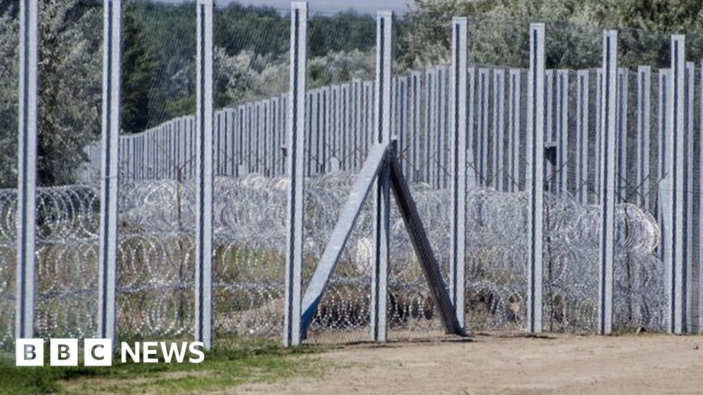 Migrant crisis: The fence being built to keep the migrants out - BBC News