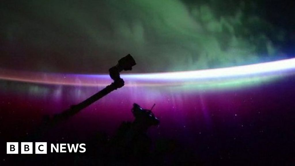 Northern Lights: Timelapse shows Aurora Borealis from space - BBC News