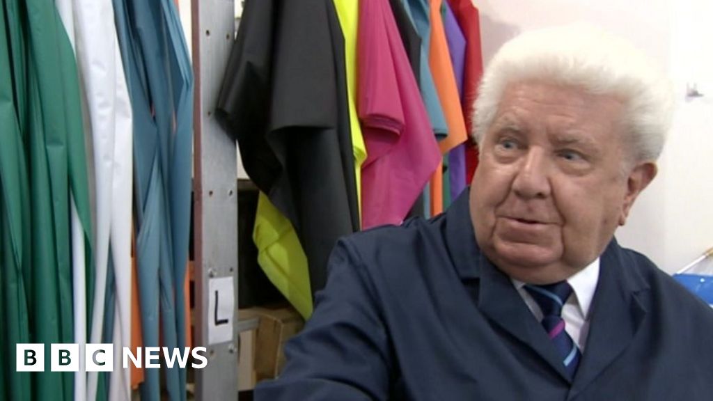 Peter Powell stunt kite pioneer of the 1970s dies - BBC News