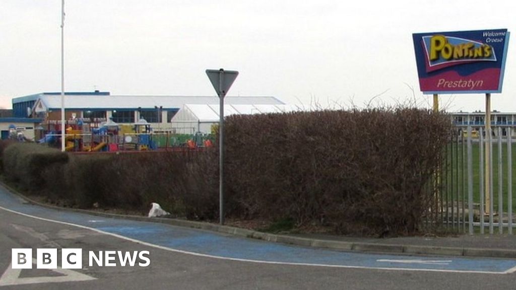 Pontin's Prestatyn swimming pool shut over 'hygiene' fears - BBC News