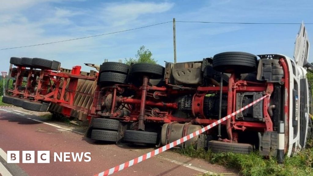 Dorset overturned lorry shuts road after shedding load