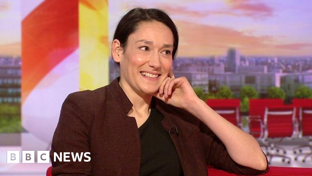 Fleabag star Sian Clifford says final episode is perfect ending - BBC News