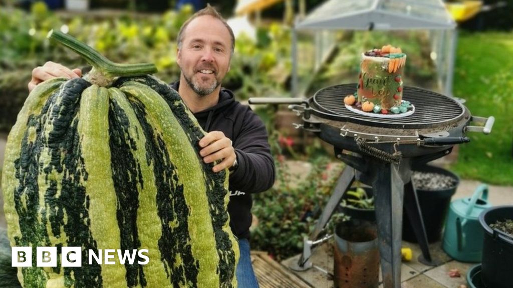 Snoop Dogg and Souleye fans of Cwmbran's Mr Giant Veg - BBC News