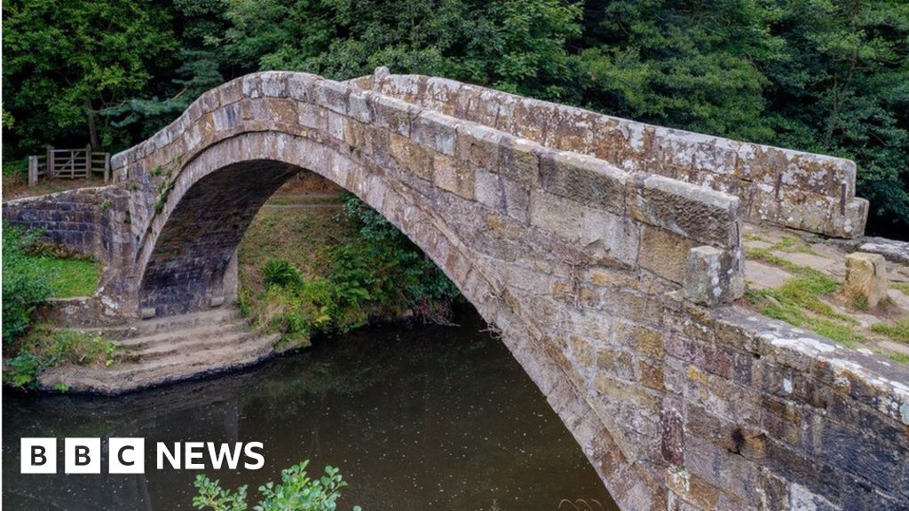Beggar's Bridge: Stonemason hired to repair Glaisdale landmark - BBC News