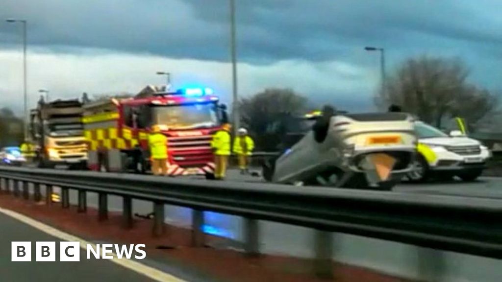 M8 motorway closed near Glasgow after accident - BBC News