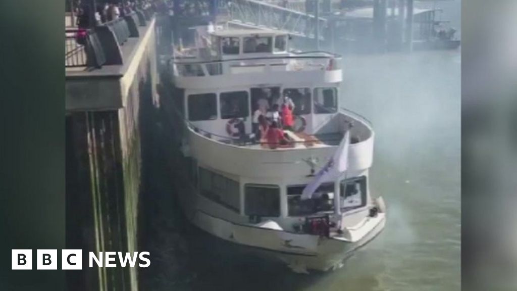 Moment Thames ferry crashes into Canary Wharf pier - BBC News