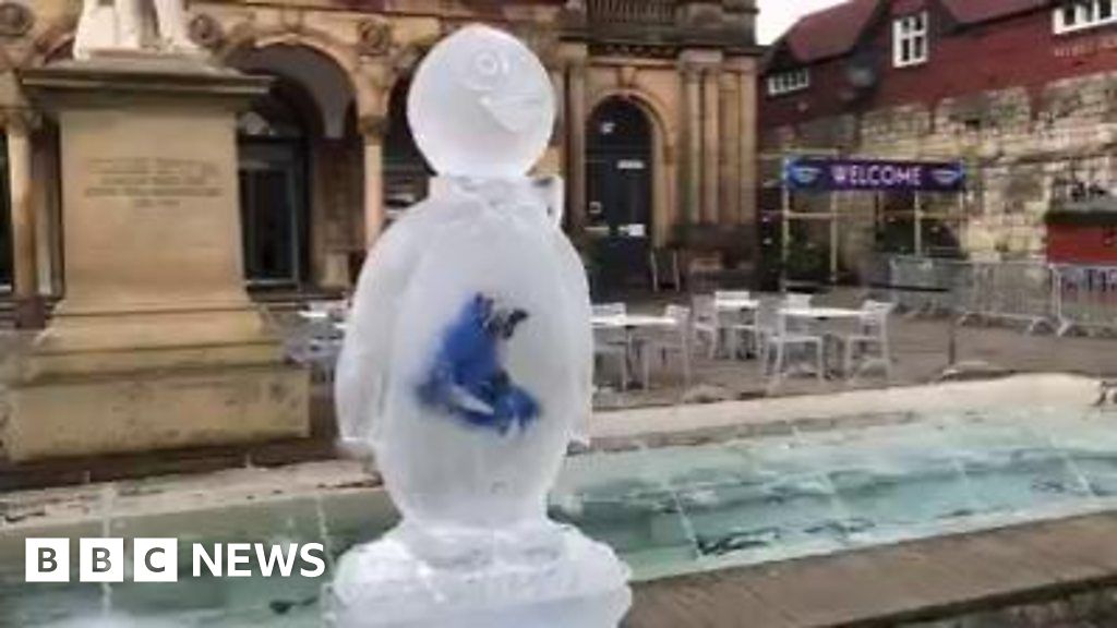 York hosts UK's largest ice trail for Christmas Festival - BBC News