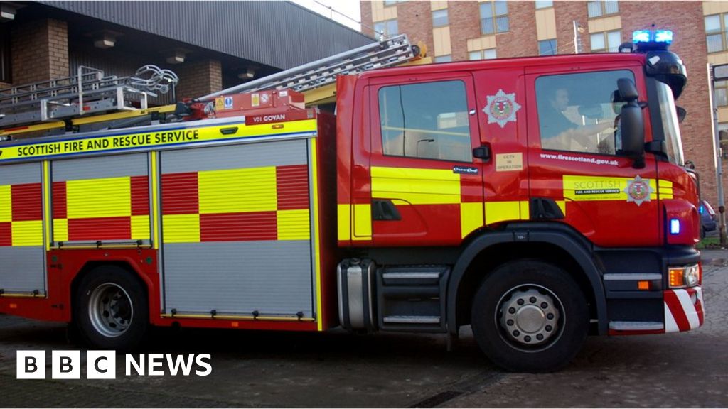 Woman rescued from fire in flat in Greenock, Inverclyde - BBC News