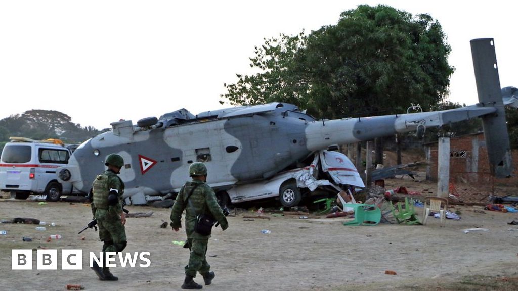 Mexico earthquake: Helicopter crashes in emergency killing 14 - BBC News