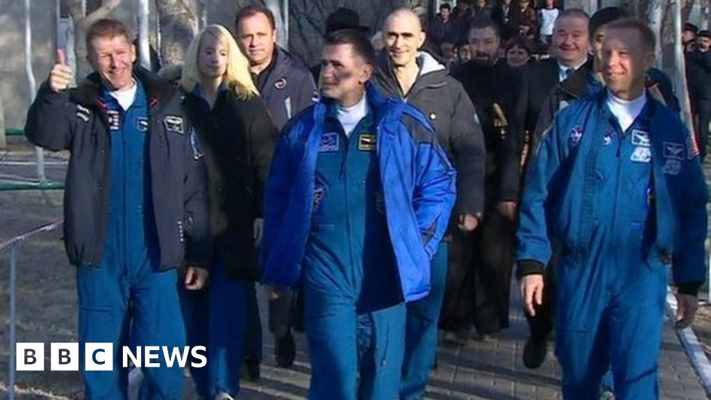 Tim Peake heads to Soyuz rocket launch site - BBC News