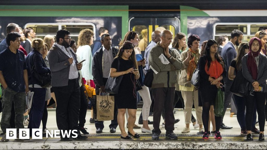Southern Rail strike: Talks break down as strike continues - BBC News