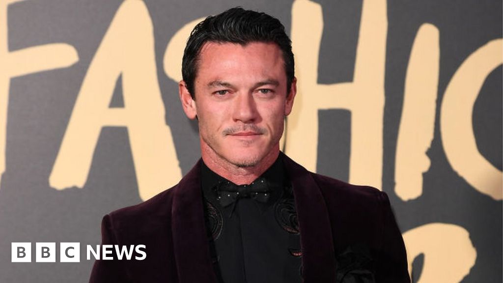 Luke Evans praises Swansea hospital after dad's accident - BBC News
