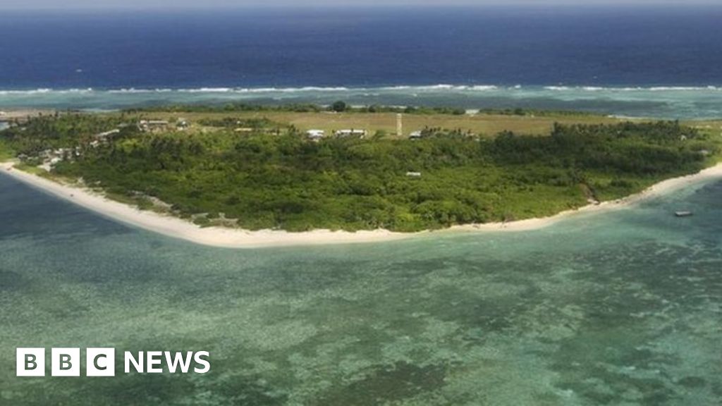 South China Sea: Filipino protesters land on disputed island - BBC News