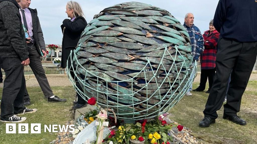 Memorial unveiled in Newhaven to fishermen lost at sea - BBC News