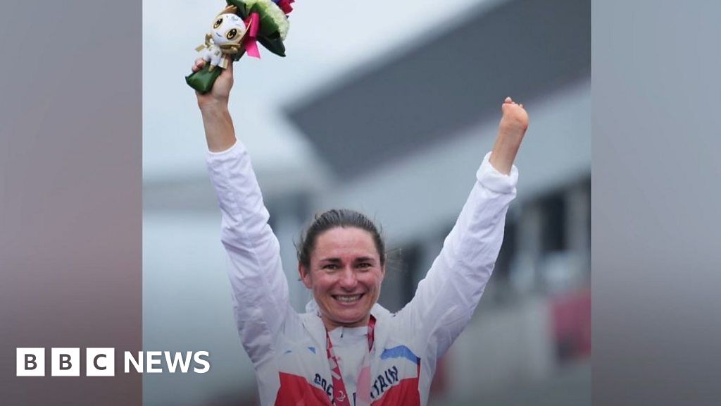 Paralympics: Husband praises 'incredible' Dame Sarah Storey - BBC News