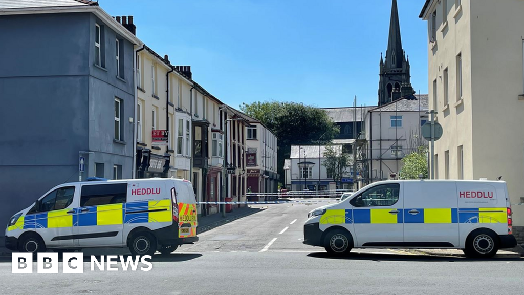 Aberdare: Three hurt in 'stabbing' prompting murder bid arrest - BBC News