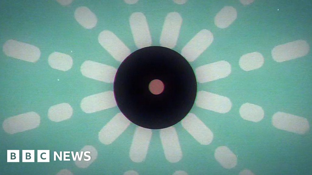 Black holes explained in 90 seconds - BBC News